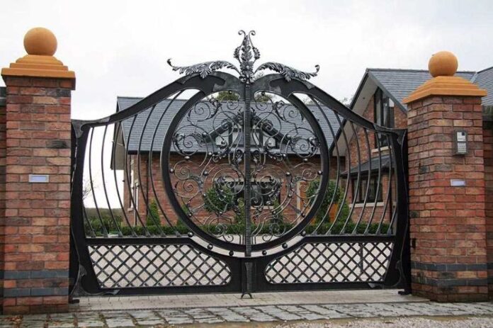 Driveway Gate Ideas: 17 Innovative Designs for Stunning Entrance