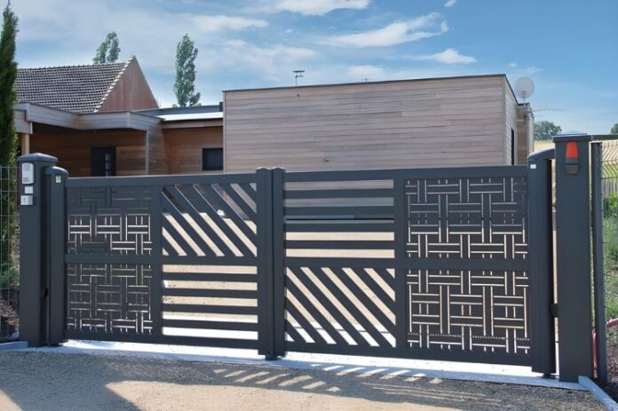 Driveway Gate Ideas: 17 Innovative Designs for Stunning Entrance