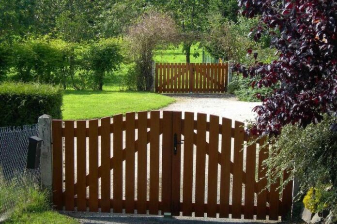 Driveway Gate Ideas: 17 Innovative Designs for Stunning Entrance