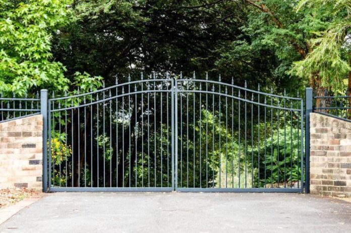 Driveway Gate Ideas: 17 Innovative Designs for Stunning Entrance