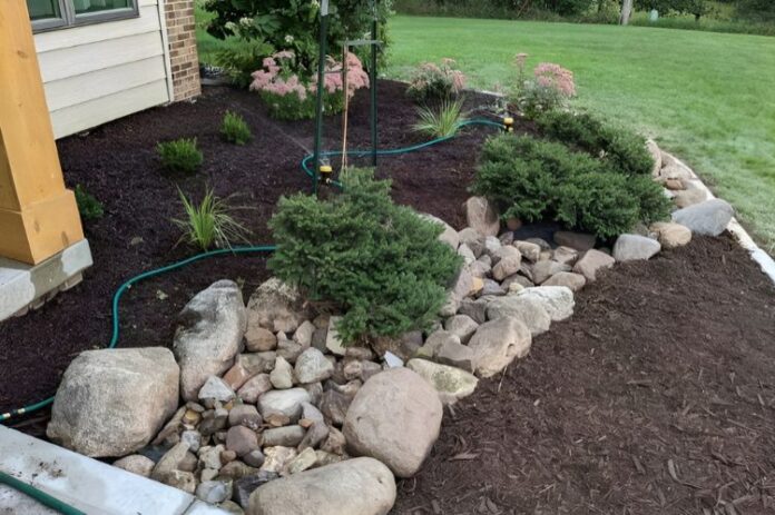 26 Creative Front Yard Landscaping Ideas With Rocks and Mulch